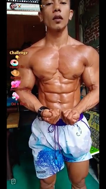 Bodybuilder flexing ripped muscle on live with oiled up six pack abs ...