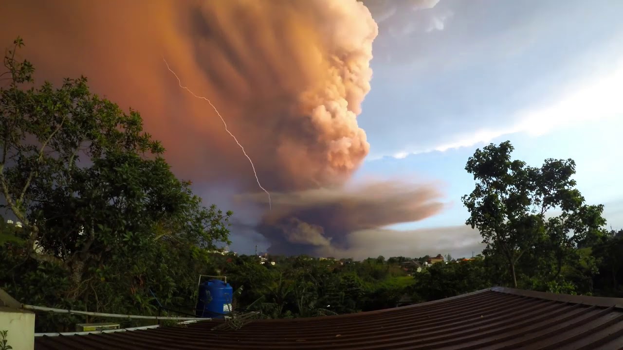 Time lapse of Taal Volcano eruption | January 12, 2019 - YouTube