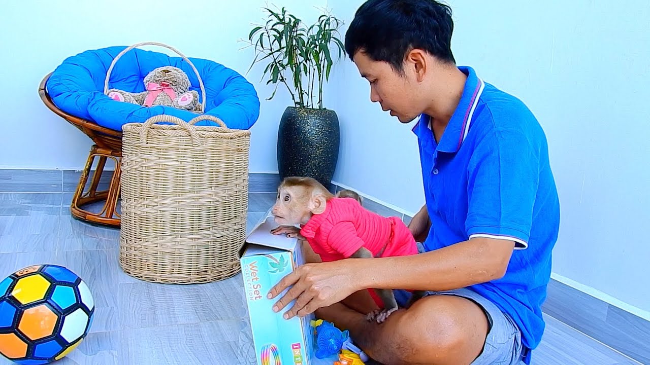POLEE Excite To Help Dad Unboxing His New Gift. - YouTube