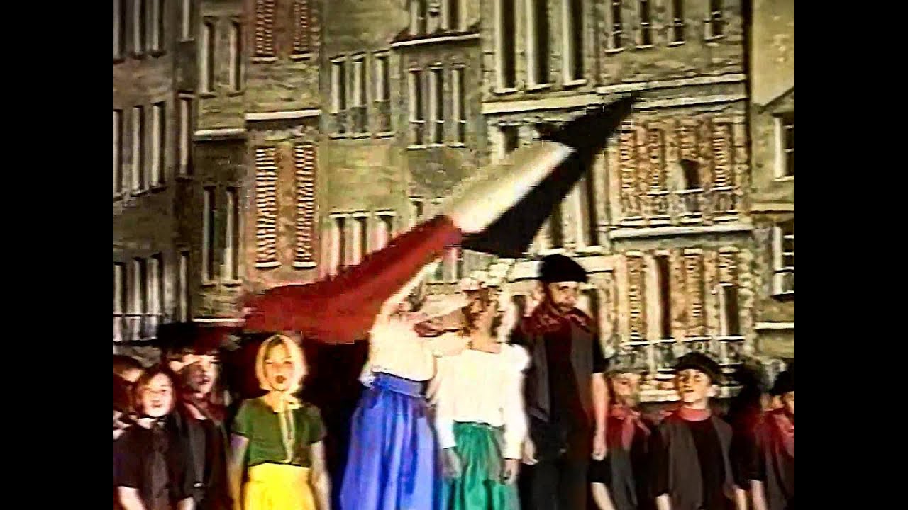 la mort de gavroche - YouTube