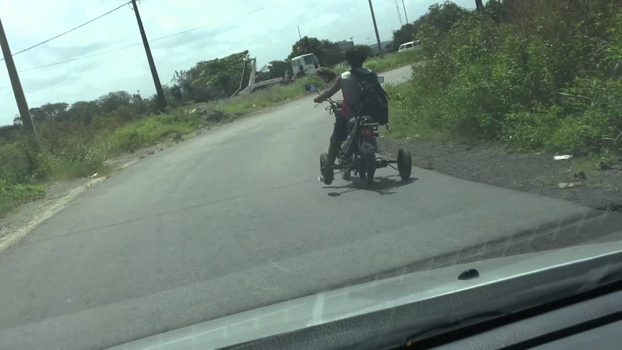 Moto com Rodinhas - YouTube