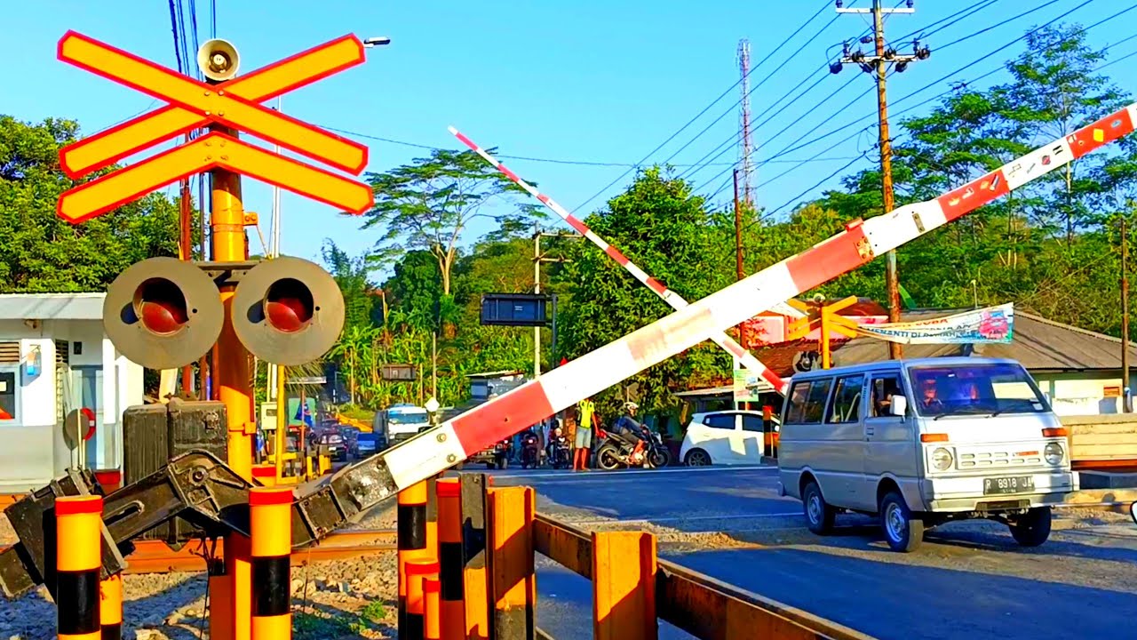 Palang Pintu Kereta Api | Railroad Crossing | Ka Ranggajati, Ka Gaya ...