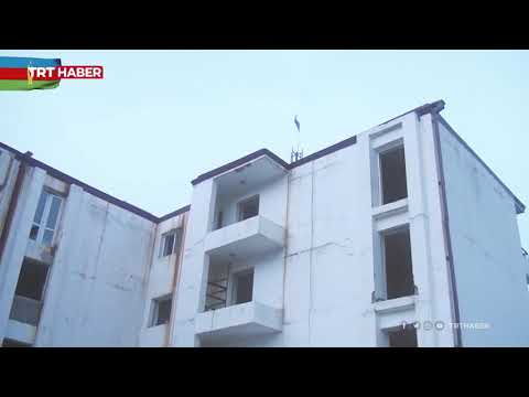 Azerbaycan ordusu işgalden kurtarılan Kelbecer'e bayrak dikti