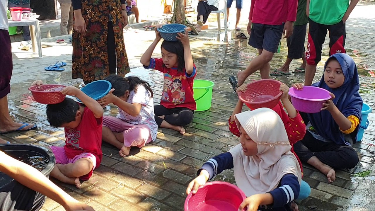 Lomba Tuang air secara estafet - YouTube