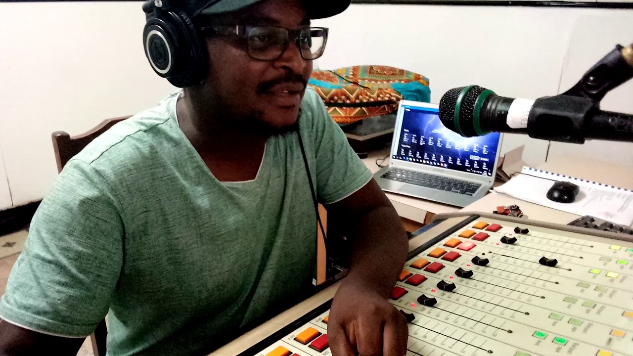 JENNIFER DIAS CANTA NA FM - YouTube