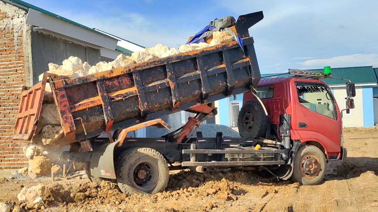 Mobil Truk Dyna Pengangkut Batu Jomplang Muatan Full Bak - YouTube