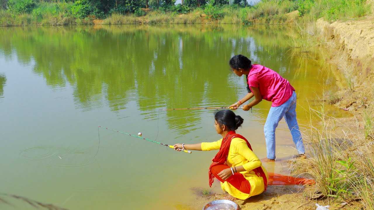 Fishing Video | Amazing Woman Popular Hook Trap Fishing By Hand ...