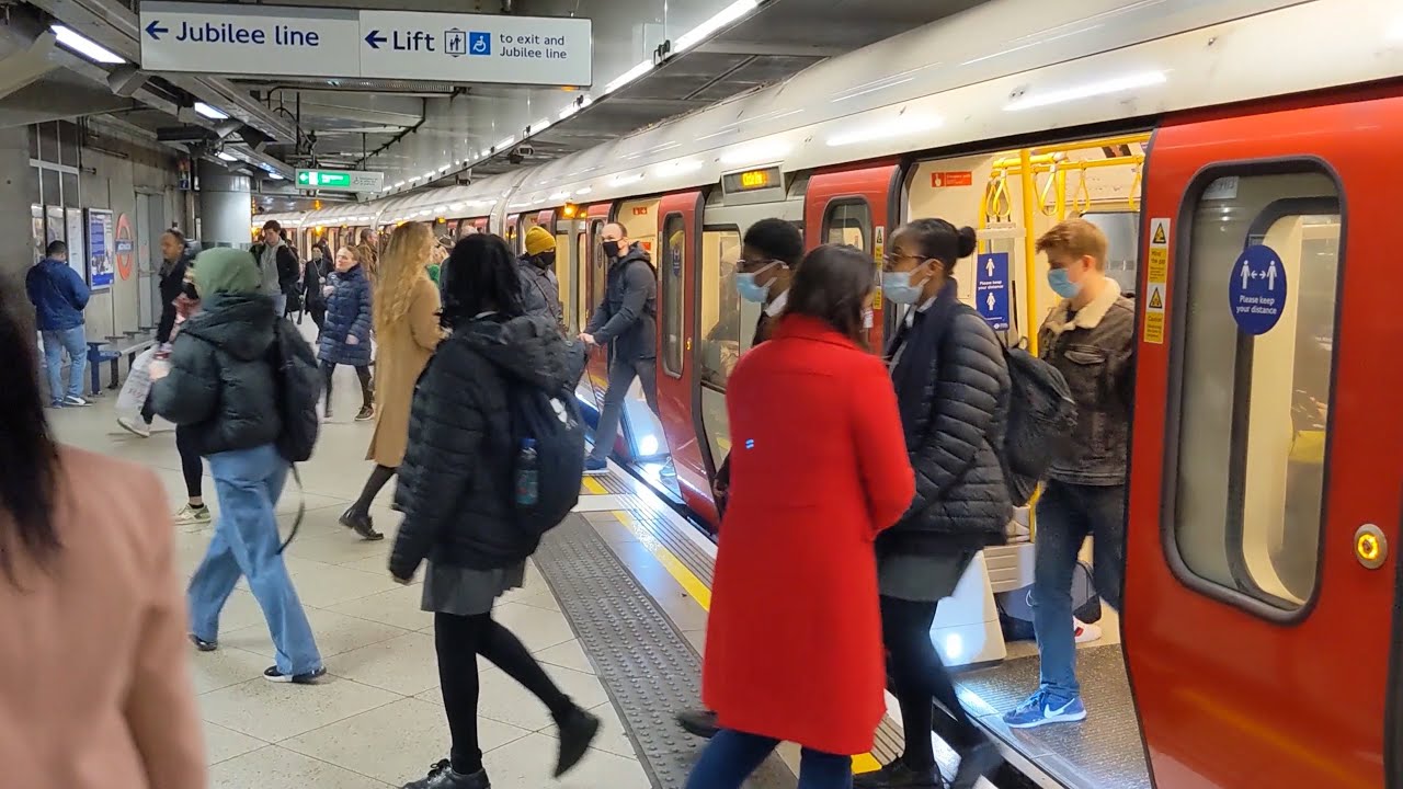 Westminster station trains, District and Circle Lines, Eastbound London ...