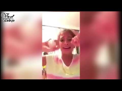 makyaj malzemeleri tanıtan kız