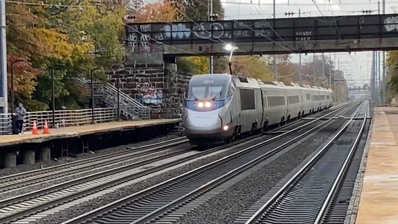 Weekend Railfanning at North Elizabeth - YouTube