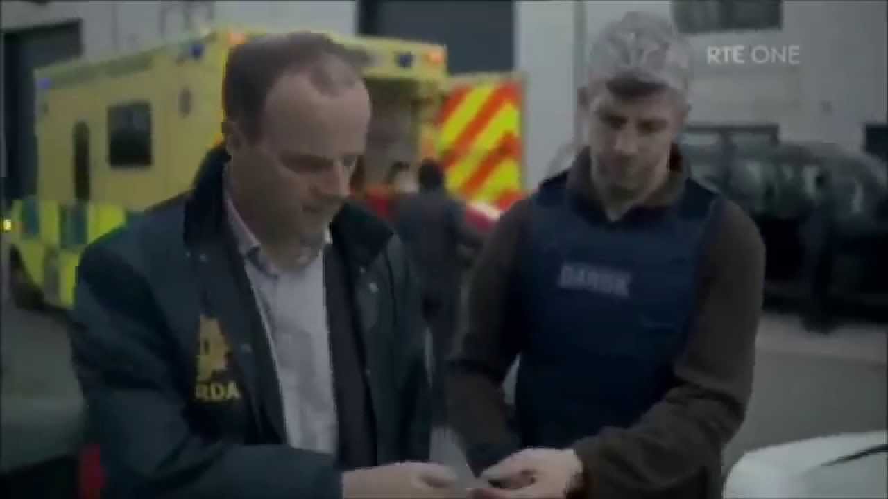 Armed Detectives (Gardai) raid on drug dealers - YouTube