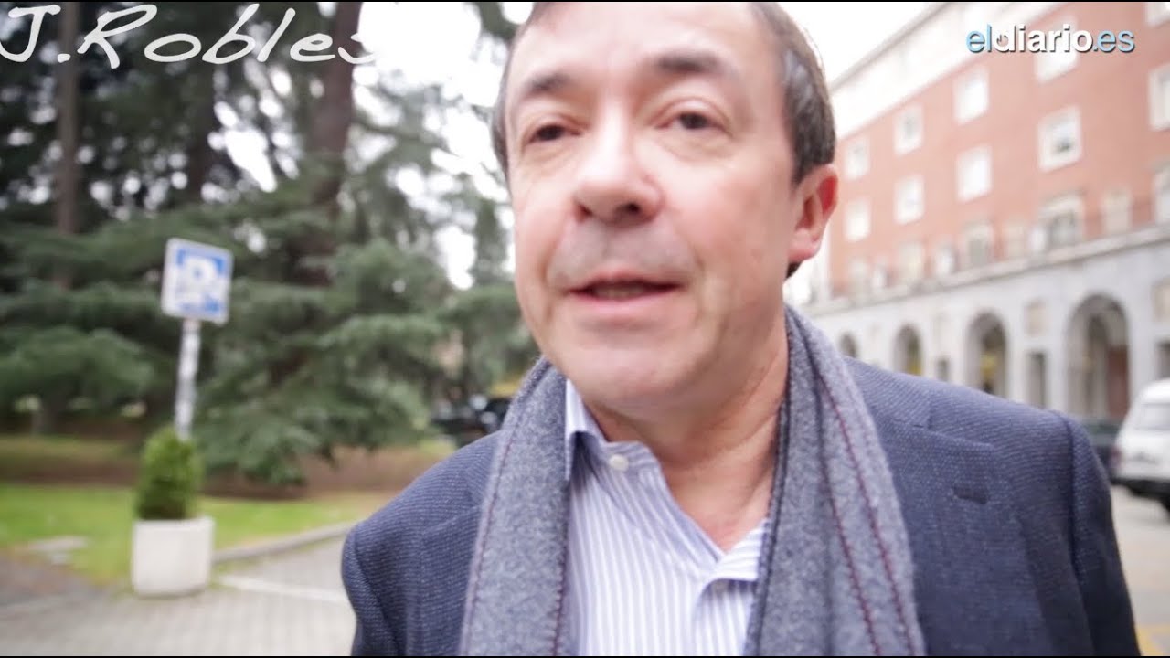 Entrevista a Carrillo. Encierro rectorado UCM. 18 diciembre 2013 - YouTube