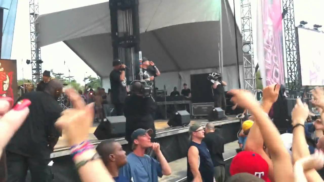 Lollapalooza 2010 Cypress Hill Smoking 7 Foot Bong - YouTube