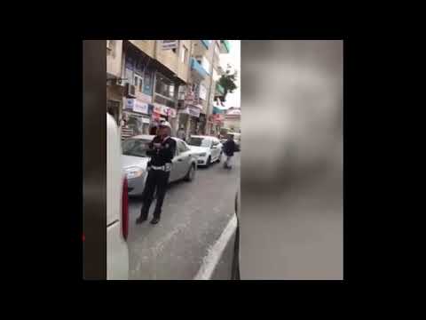 Ceza yazarken şarkı söyleyen trafik polisi