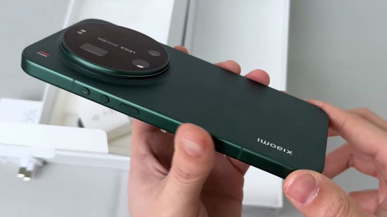 Xiaomi 17 Ultra Green Color Unboxing - YouTube