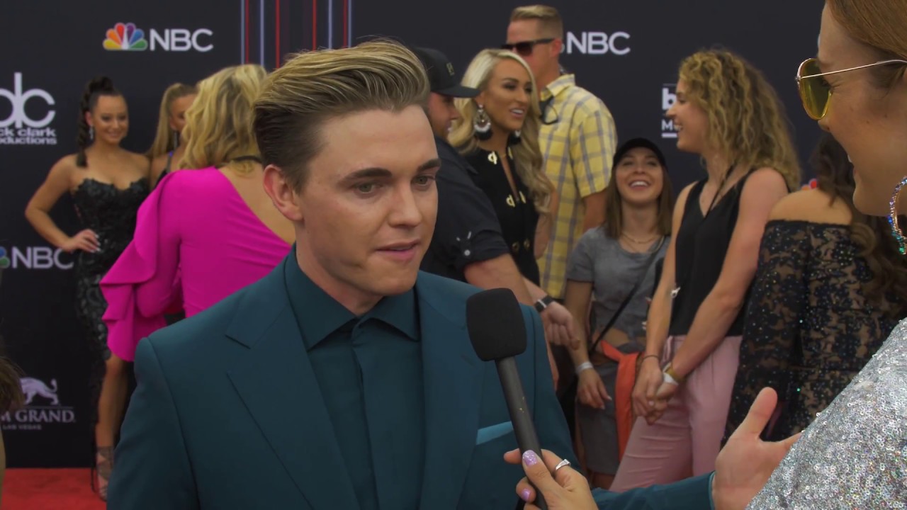 Billboard Music Awards Red Carpet Interview with Jesse McCartney - YouTube