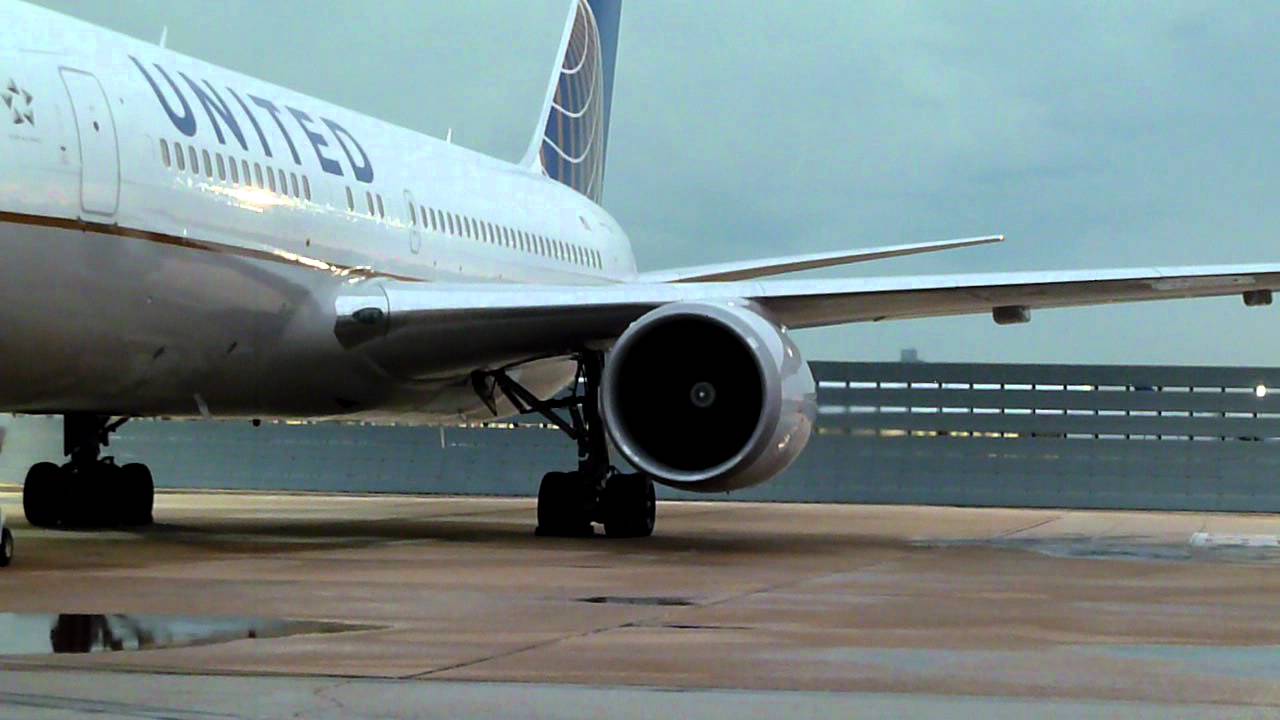 Continental/United Boeing 767-200 engine run/test. - YouTube