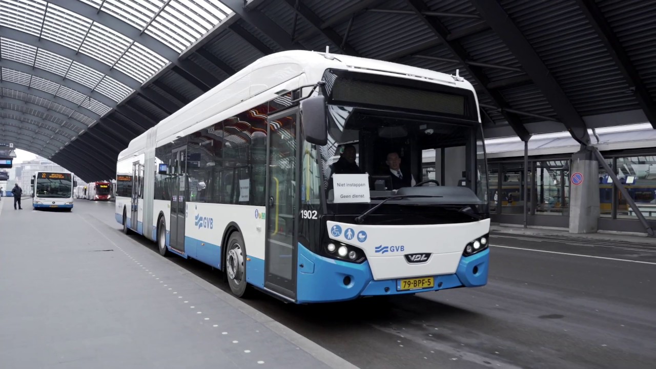 Kennismaking met de nieuwe elektrische bus van GVB - YouTube
