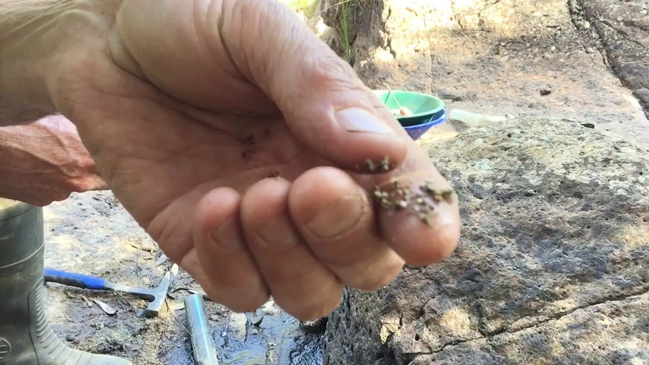 Crevicing for Gold Nuggets in East Gippsland - YouTube