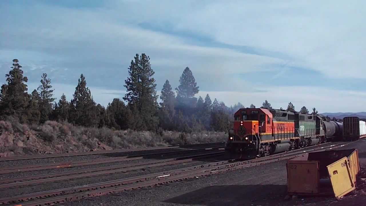 BNSF 2713 switching in Bend Oregon - YouTube