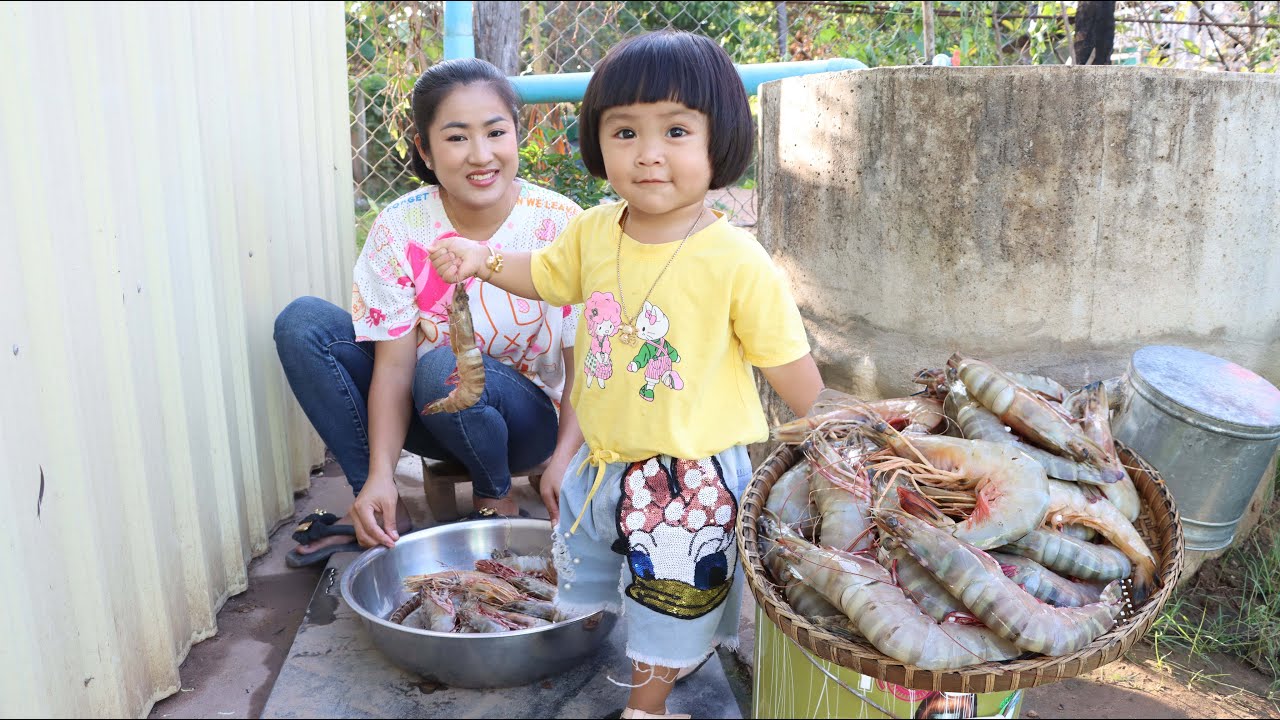Yummy natural shrimps cooking - Cute girl Siv chhee see natural shrimp ...