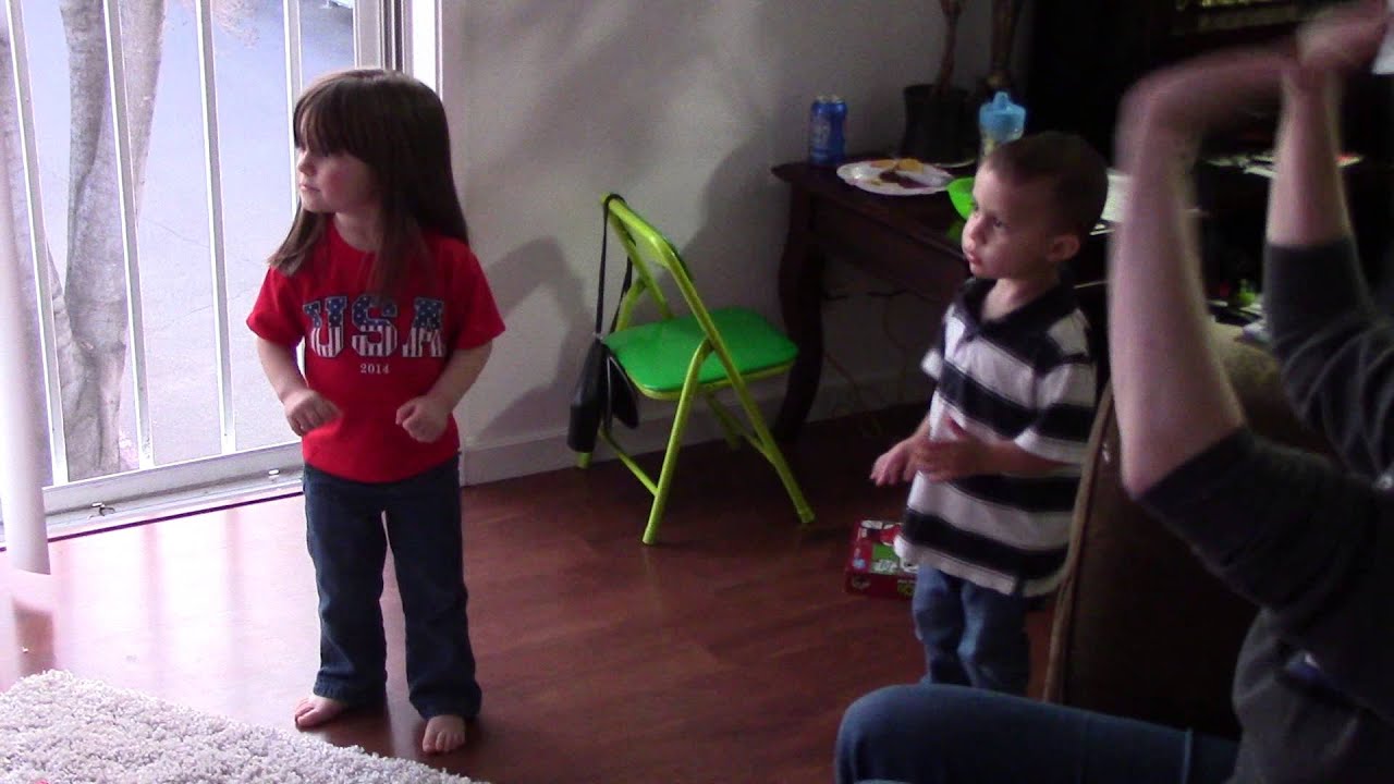 Kaylee watching Katy Perry....Superbowl 49 - YouTube
