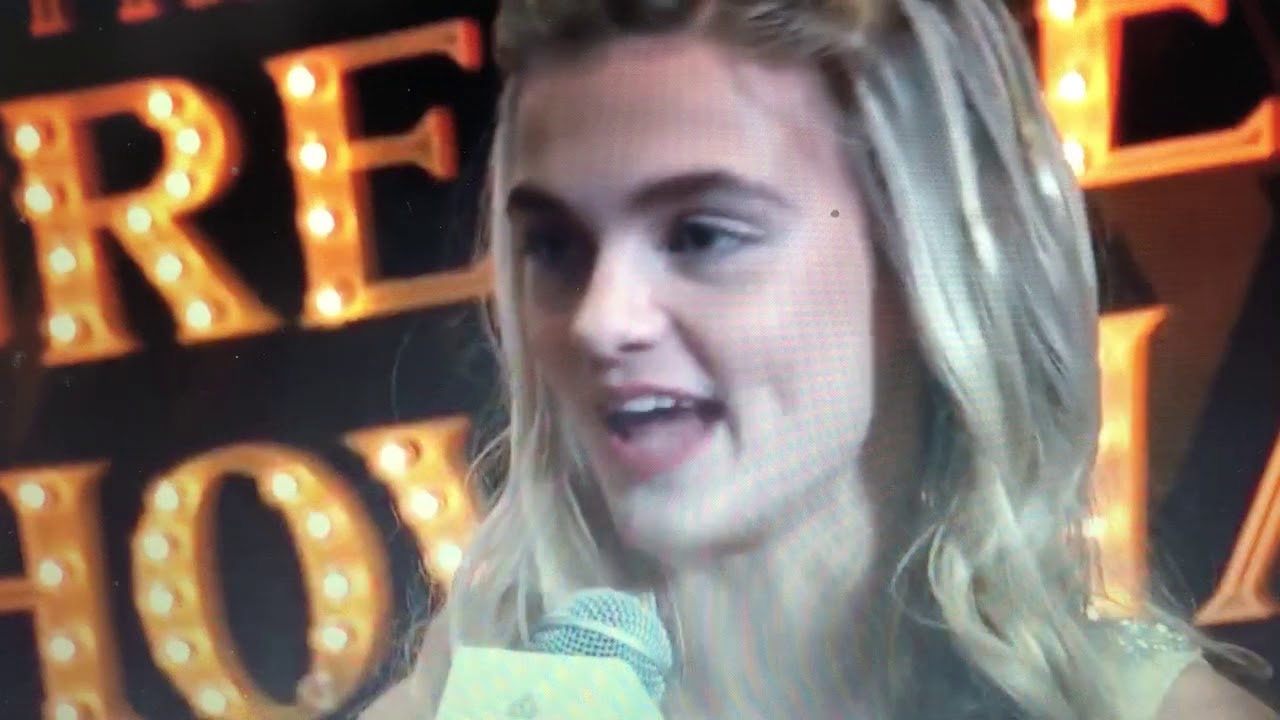 Skylar Dunn’s live interview @The Greatest Showman Premiere - YouTube
