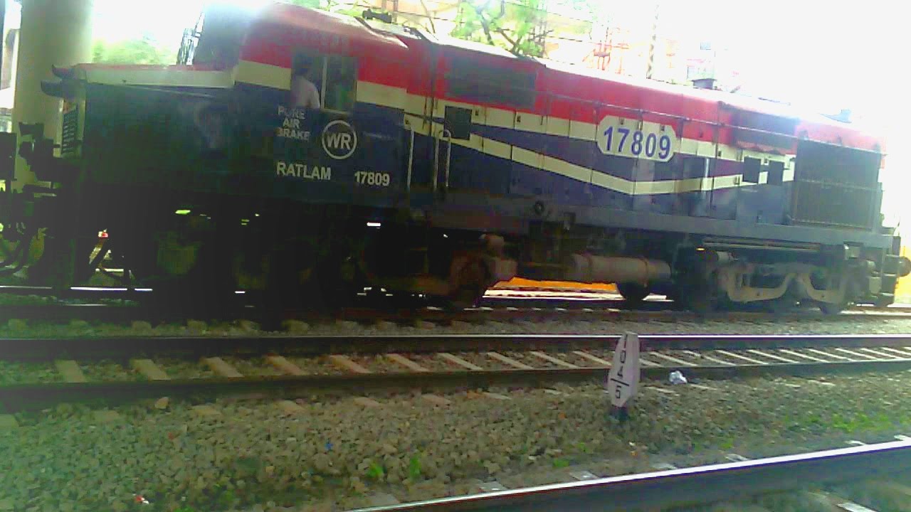 WDM-2 "Jumbo" Nizamuddin Premium AC arriving at Ernakulam town Railway ...