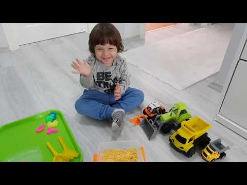 Fatih selimin  evdeki kinetik kumla oyun oynuyor