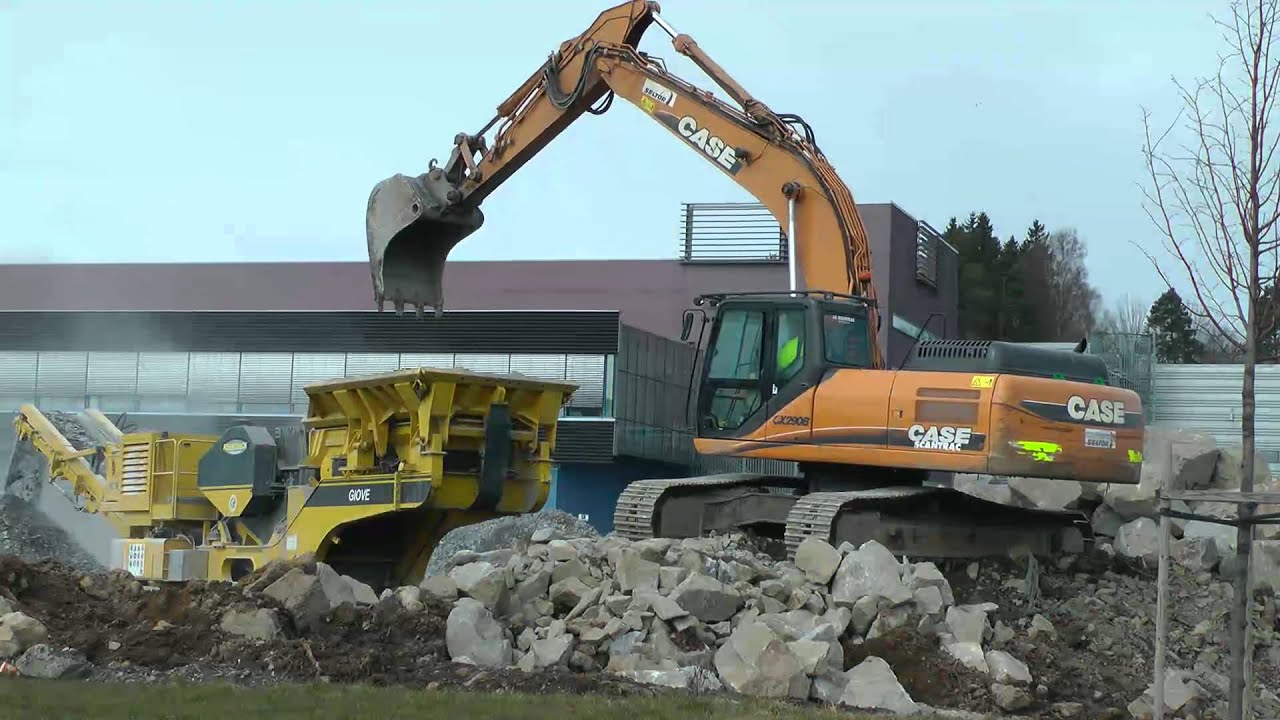 CASE CX290B Excavator Feeding A Crusher - YouTube
