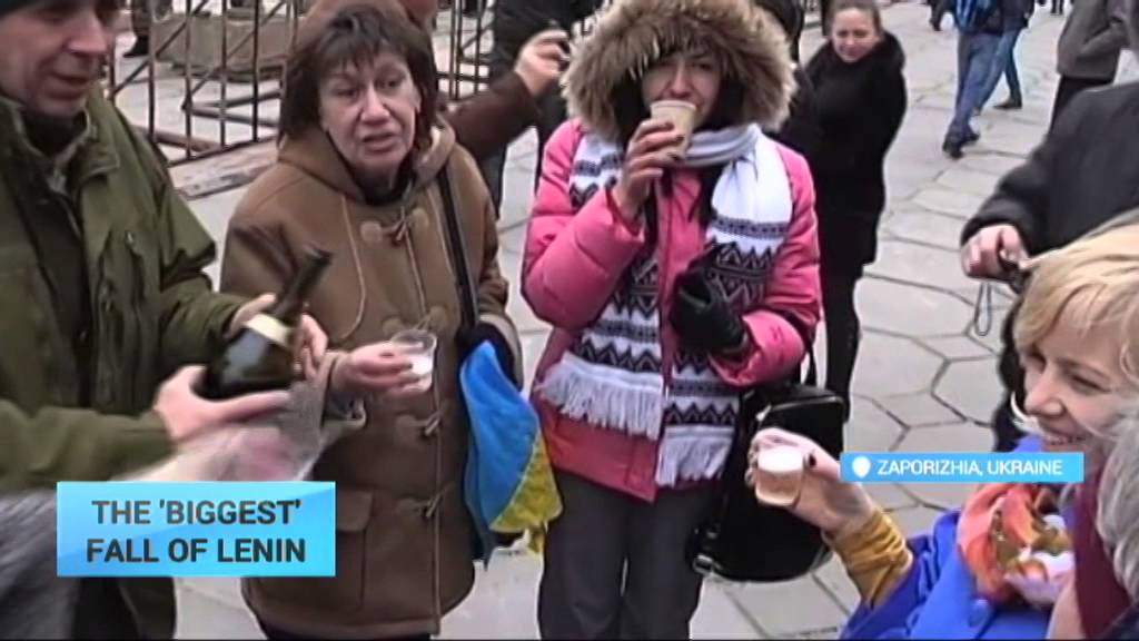 The 'Biggest' Fall of Lenin: Biggest Lenin statue in Ukraine pulled ...