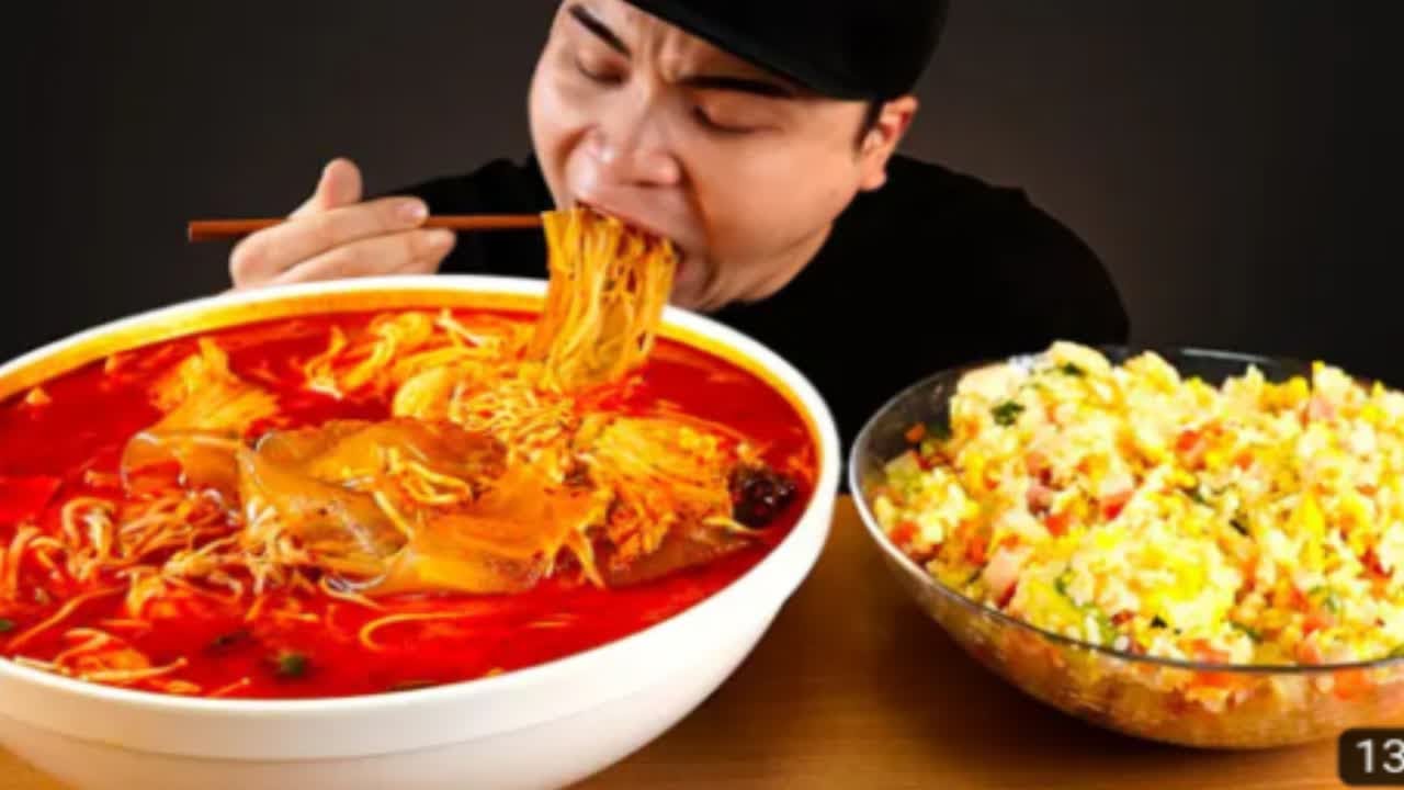 【ddeonggae】放满各种配菜的麻辣烫和蛋炒饭 - YouTube