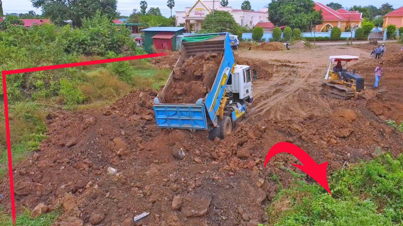 Amazing action!! Dozer expert pushes the soil well with a 5t truck ...