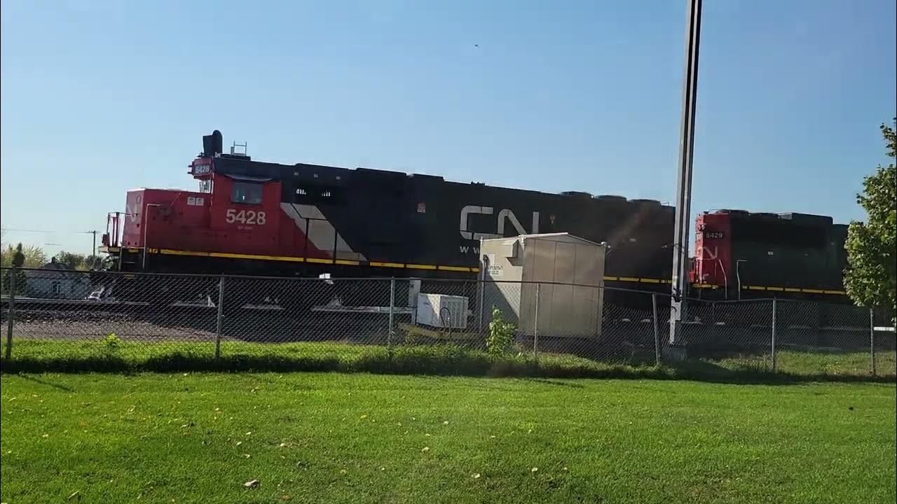 CN 5428 SB "Woodtick" L564 Power Move at Ladysmith on 10-1-23 - YouTube