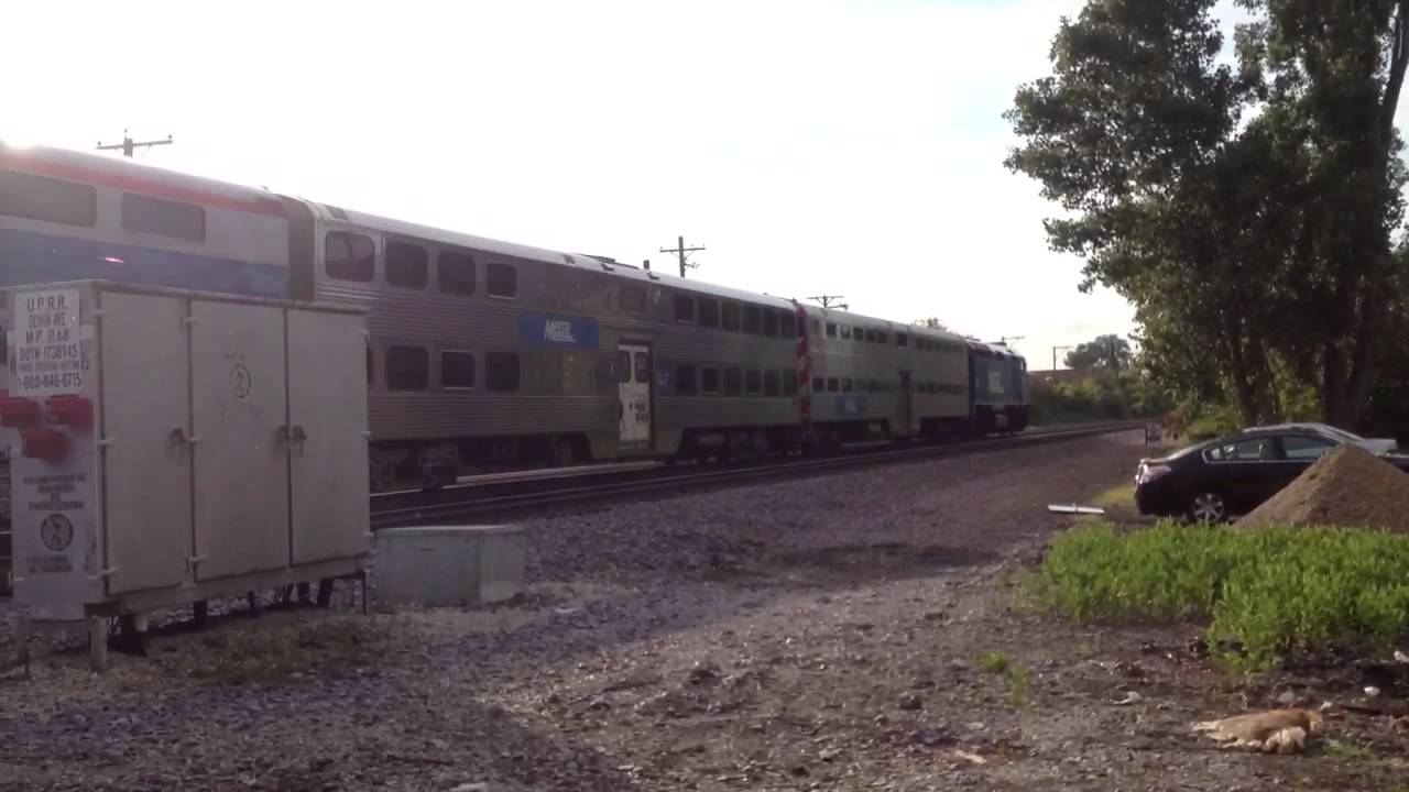 Metra F40PH-3 #126 West - Chicago, IL - YouTube