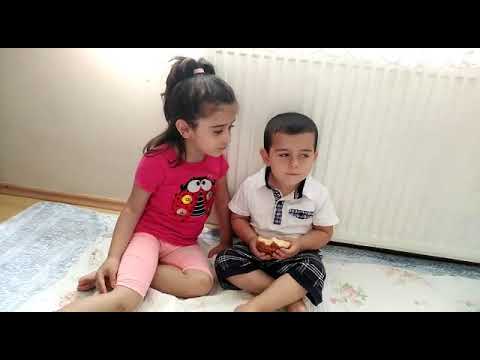 Küçük kardeş ablasına korkma korkma diyor.