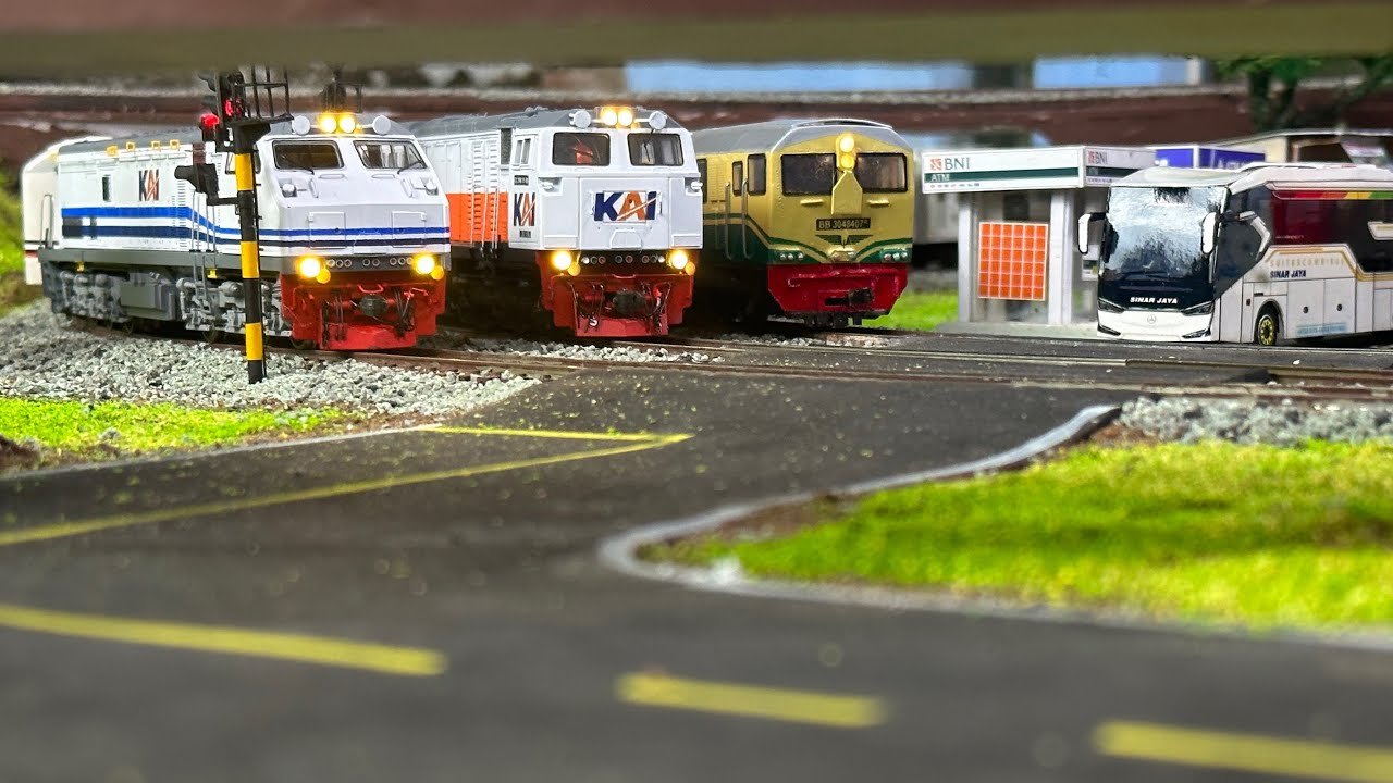 Drama kereta api BB304 menabrak bus sinar jaya di perlintasan kereta ...