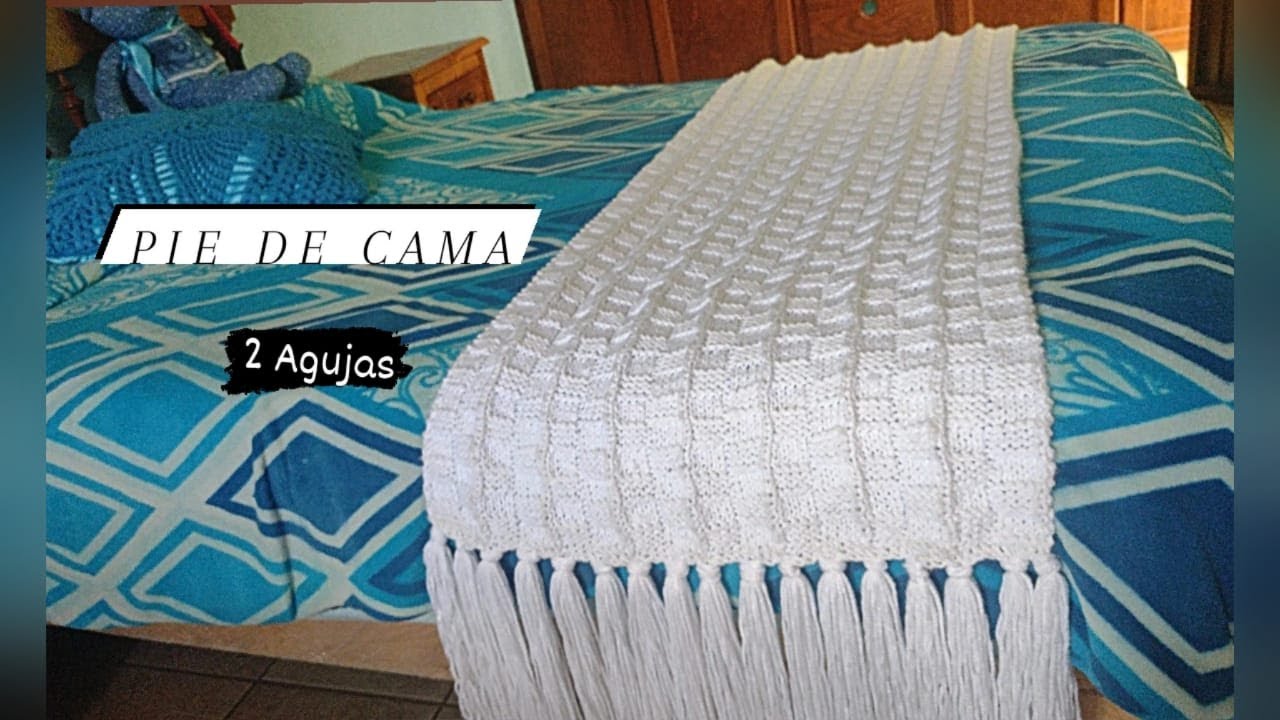 Pie de cama/manta blanca tejida a 2 agujas con punto acordeón, paso a ...