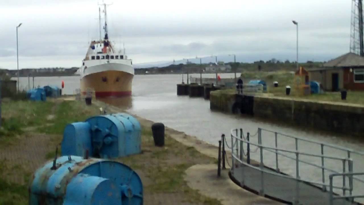 Fleetwood trawler Jacinta comes home - YouTube