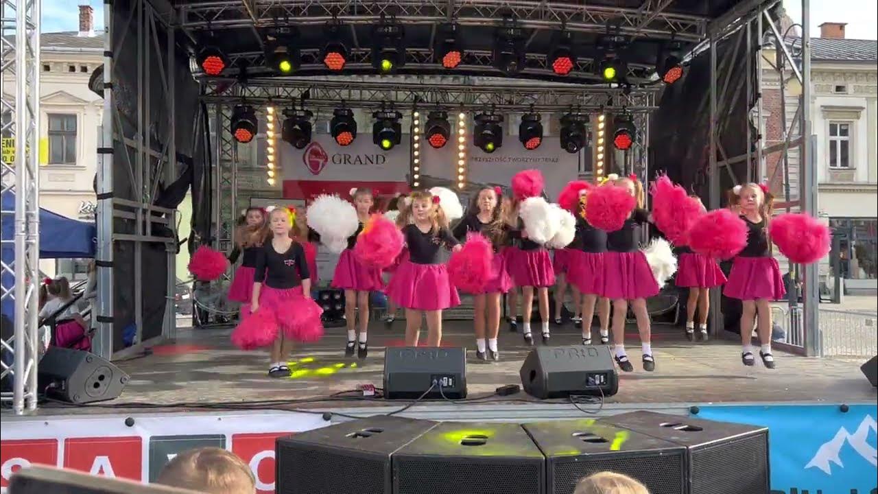 Pompon Team - Waka Waka (This Time For Africa) - YouTube