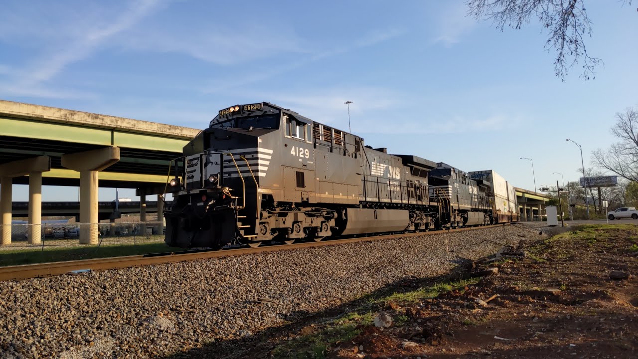NS 4129 and NS 4722 pull NS 289 through Huntsville, AL - YouTube