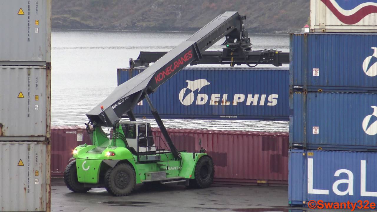 4K| SMV 4535 TB5 Reach Stacker Unloads & Loads Containers On Trucks ...