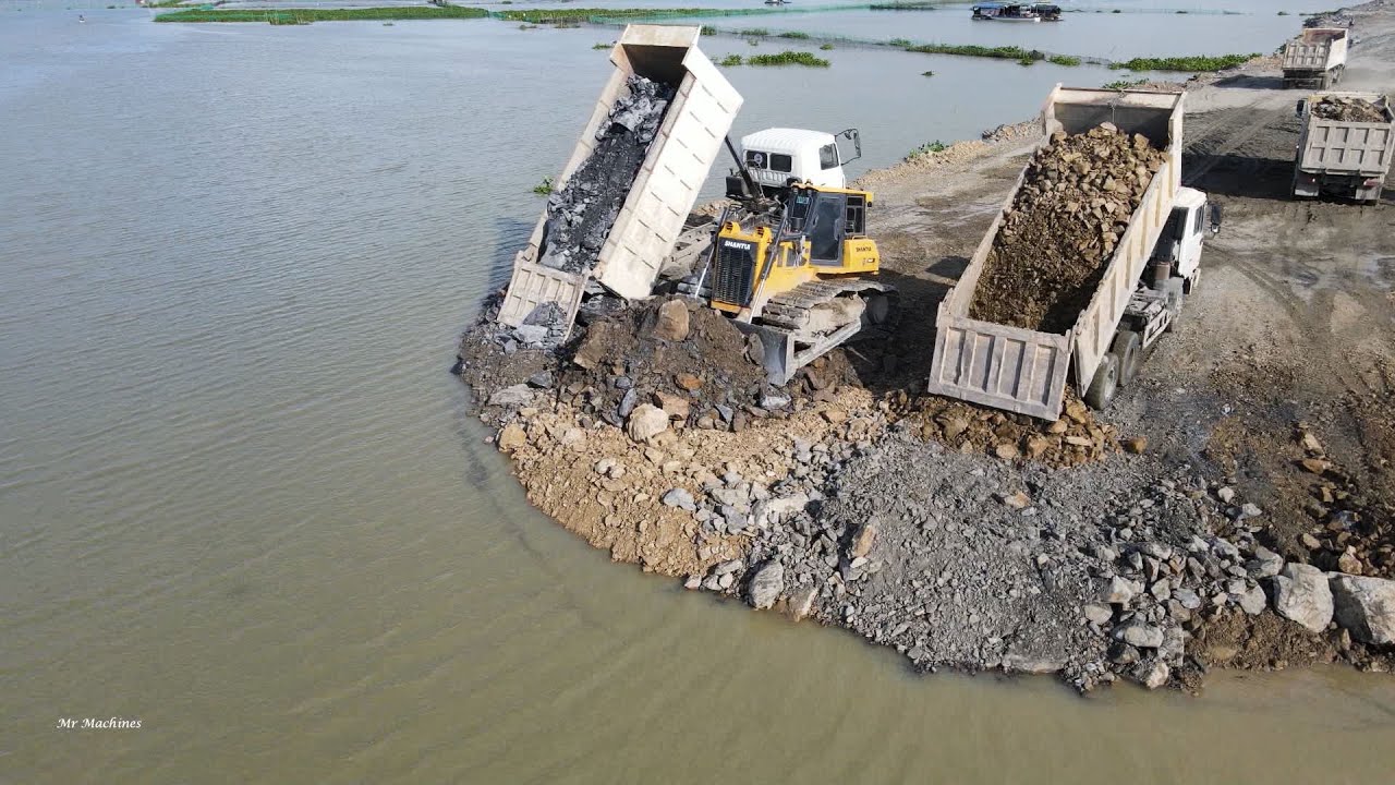 Power Construction Equipment Bulldozer Wheel Loader Moving Rock on Road ...
