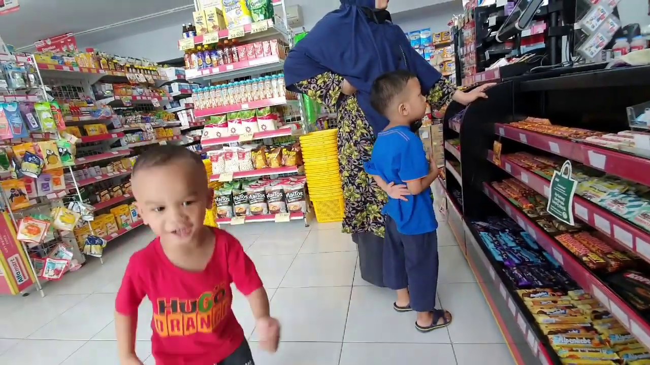 ZAFRAN DAN ZIDAN BELI ES KRIM BAWA KERANJANG DI MINIMARKET - YouTube