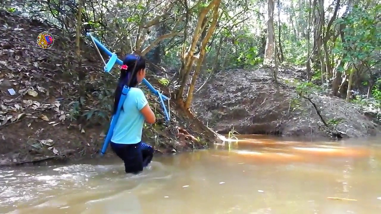 Amazing Girl Uses PVC Pipe Compound BowFishing To Shoot Fish At ...