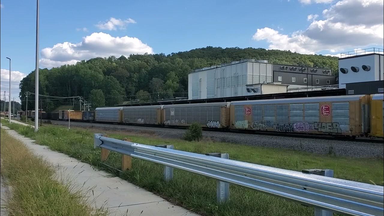 NS 4583 leads the northbound manifest past McKee in Collegedale, TN - YouTube