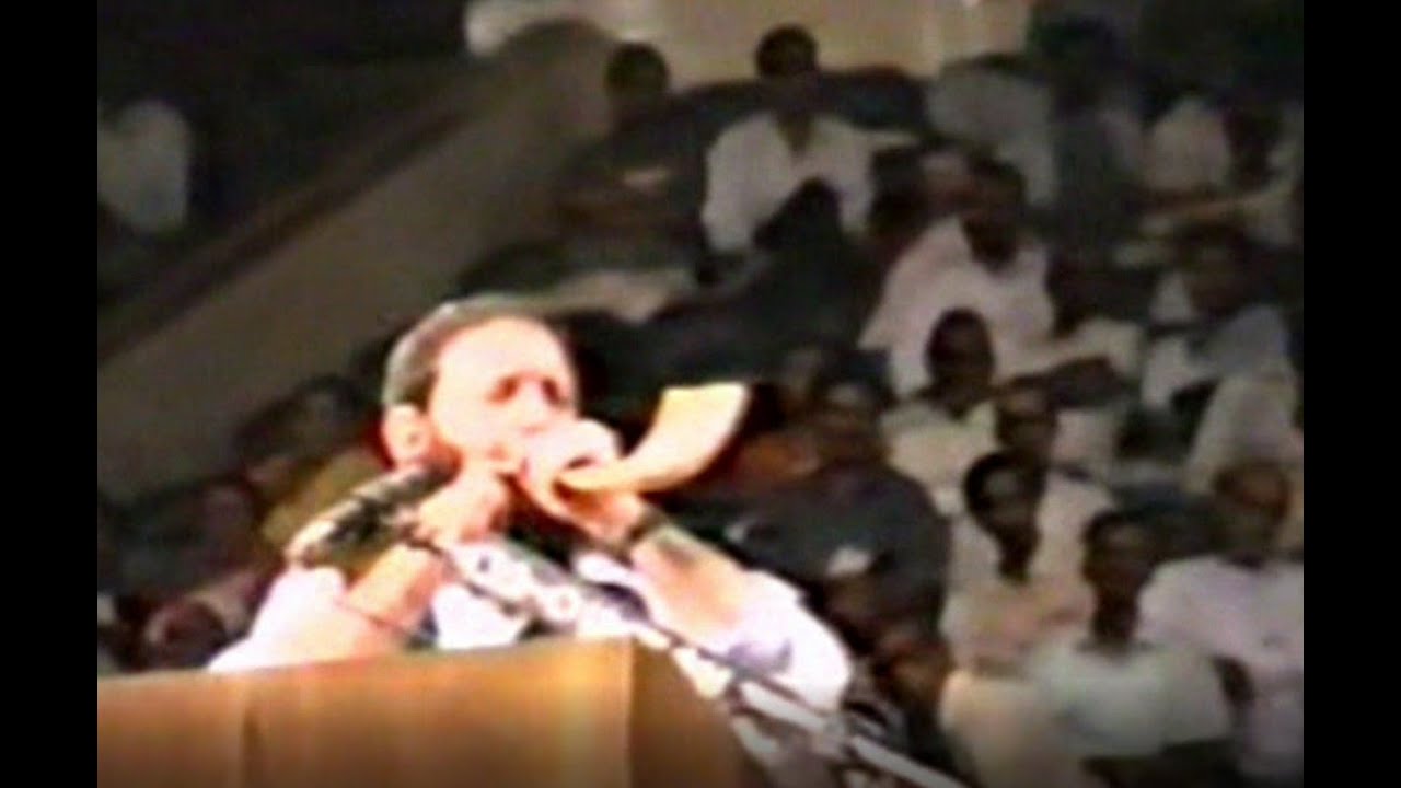 Rabbi David Zeller blows the Shofar in an interfaith conference - YouTube