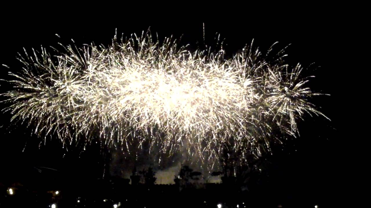 Persembahan Bunga Api Tahun Baru China Di Legoland - YouTube