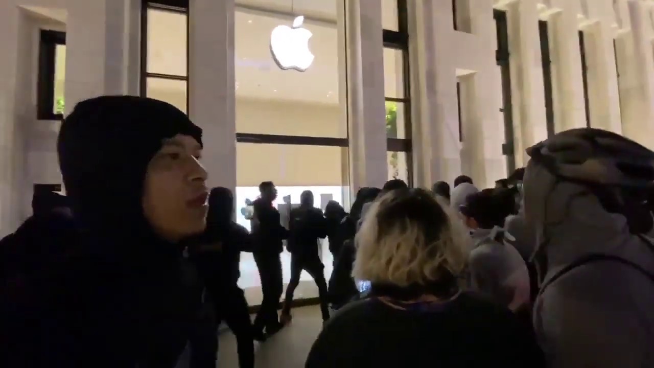 PROTESTERS LOOT THE APPLE STORE - YouTube