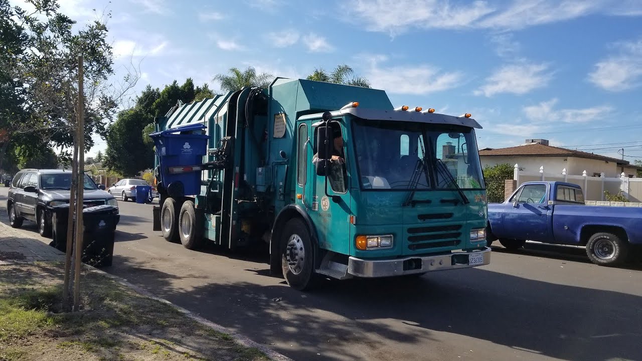 L.A. Sanitation: Slow Condor Amrep Octo on Recycle - YouTube